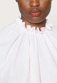 Brogger PAULINE - Blouse - pink/white/rose clair - ZALANDO.FR