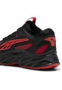 Puma EXOTEK NITRO ENERGY - Sneakers - black-active red/svart - Zalando.se