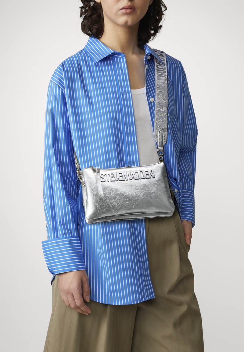 Steve Madden BNICCO - Skuldertasker - silver-coloured/sølvfarvet ...