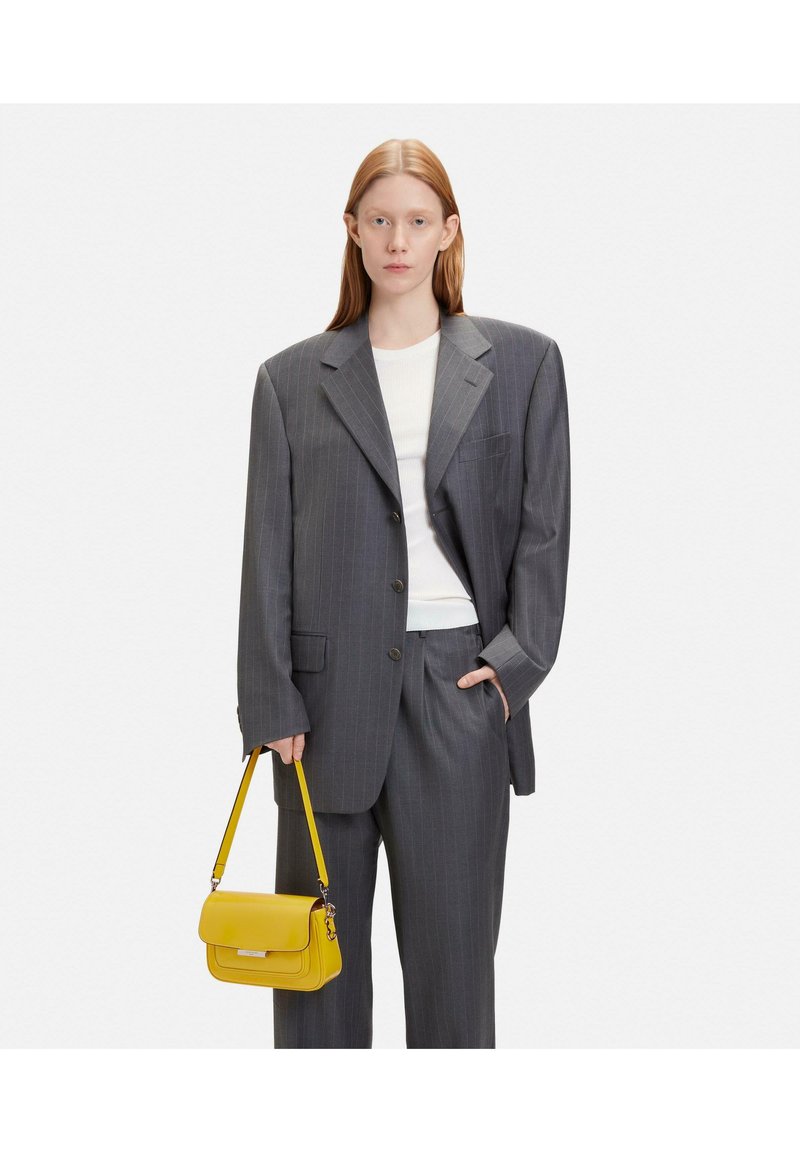 Liebeskind Berlin ANDREA AUS GLÄNZENDEM - Handtasche - zitrone/gelb ...