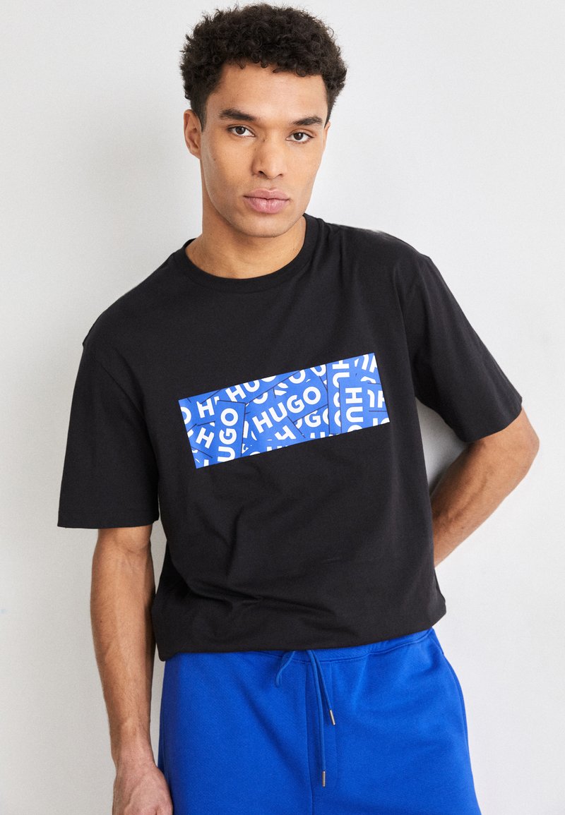 HUGO NALAYO - Apdrukāts T-krekls - black/melns - Zalando.lv