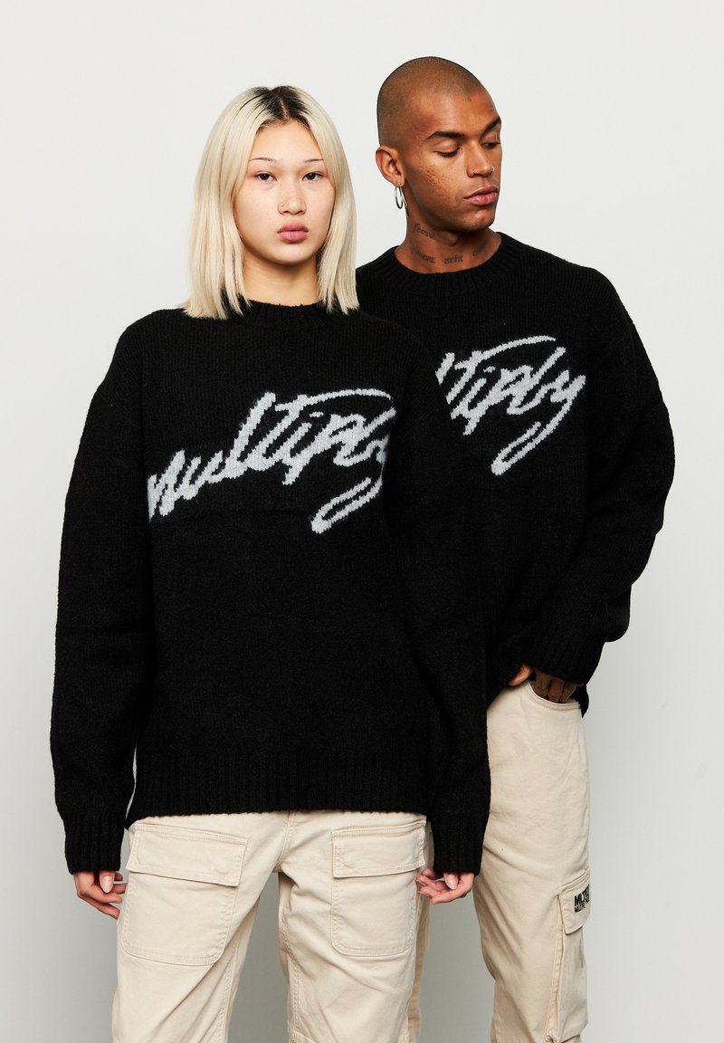 Multiply Apparel OVERSIZE SWEATER SCRIPT - Stickad tröja - black/svart ...