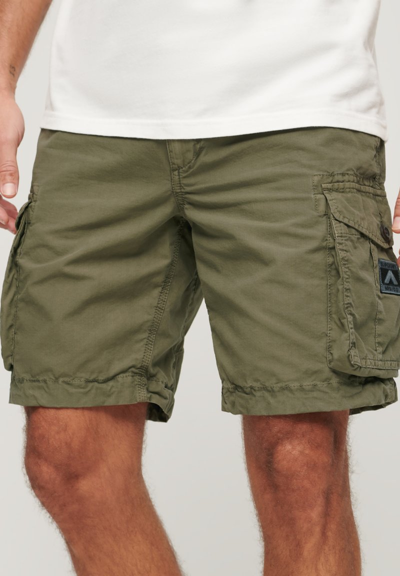 Superdry PARACHUTE LIGHT - Shorts - chive green/grün - Zalando.ch