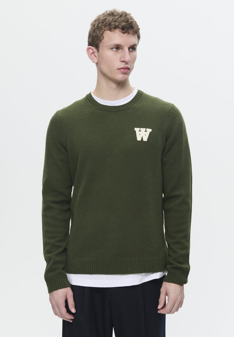 Double A by Wood Wood TAY AA LOGO KNIT PULLOVER - Striktrøje - army ...