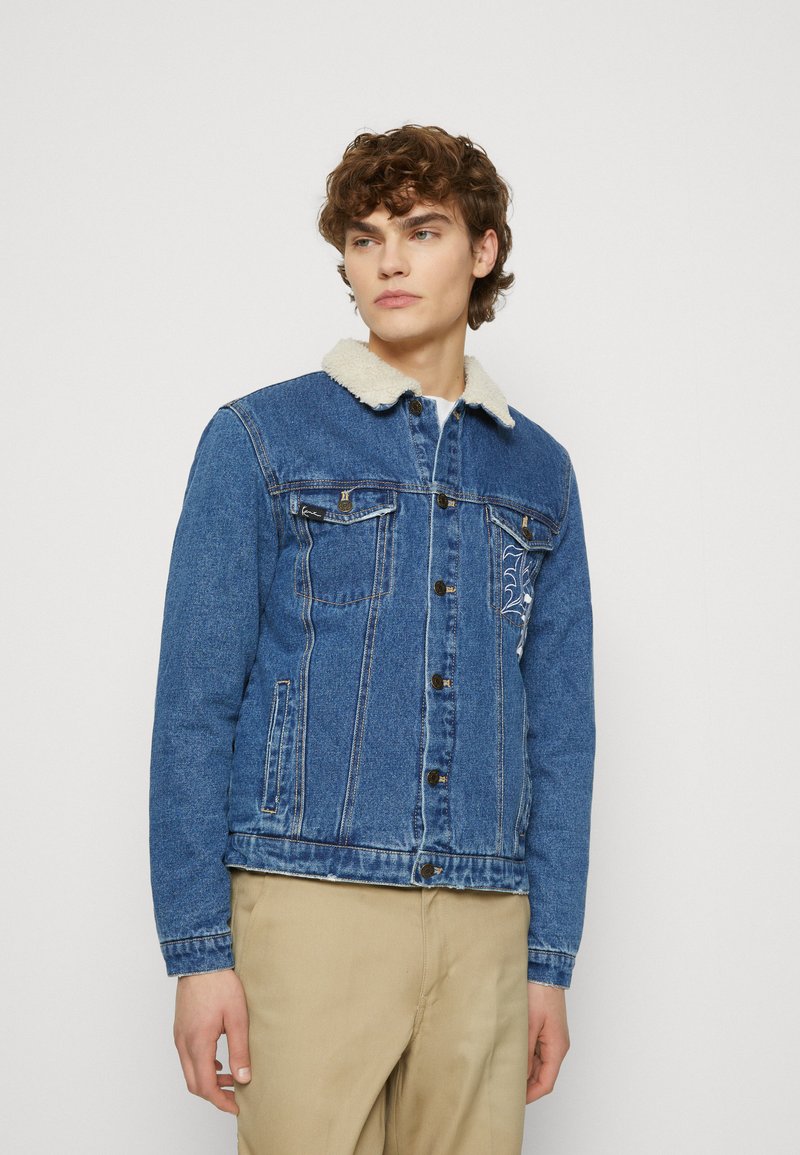 Karl Kani OLD ENGLISH JACKET UNISEX - Summer jacket - dirty blue/dark ...