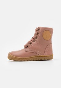 Lurchi NUSKI BAREFOOT - Lauflernschuh - rose/rosa - Zalando.at