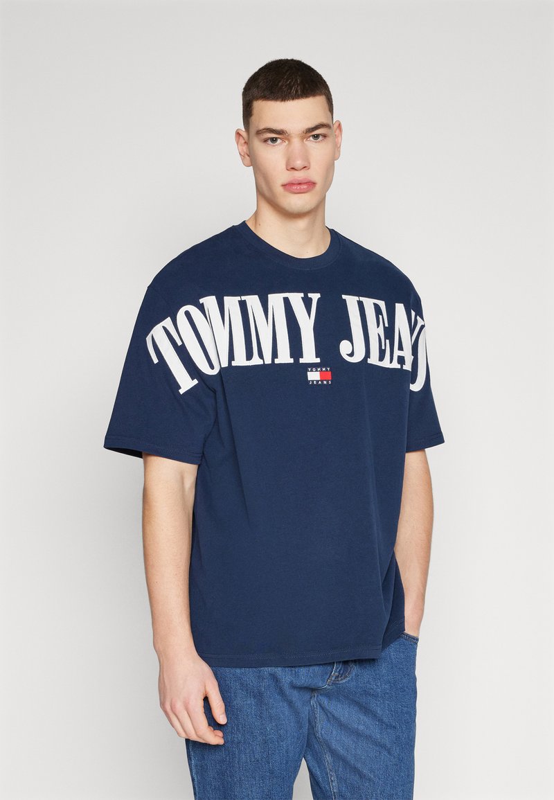 Tommy Jeans TJM OVZ BADGE TJ TEE - T-shirt z nadrukiem/granatowy ...