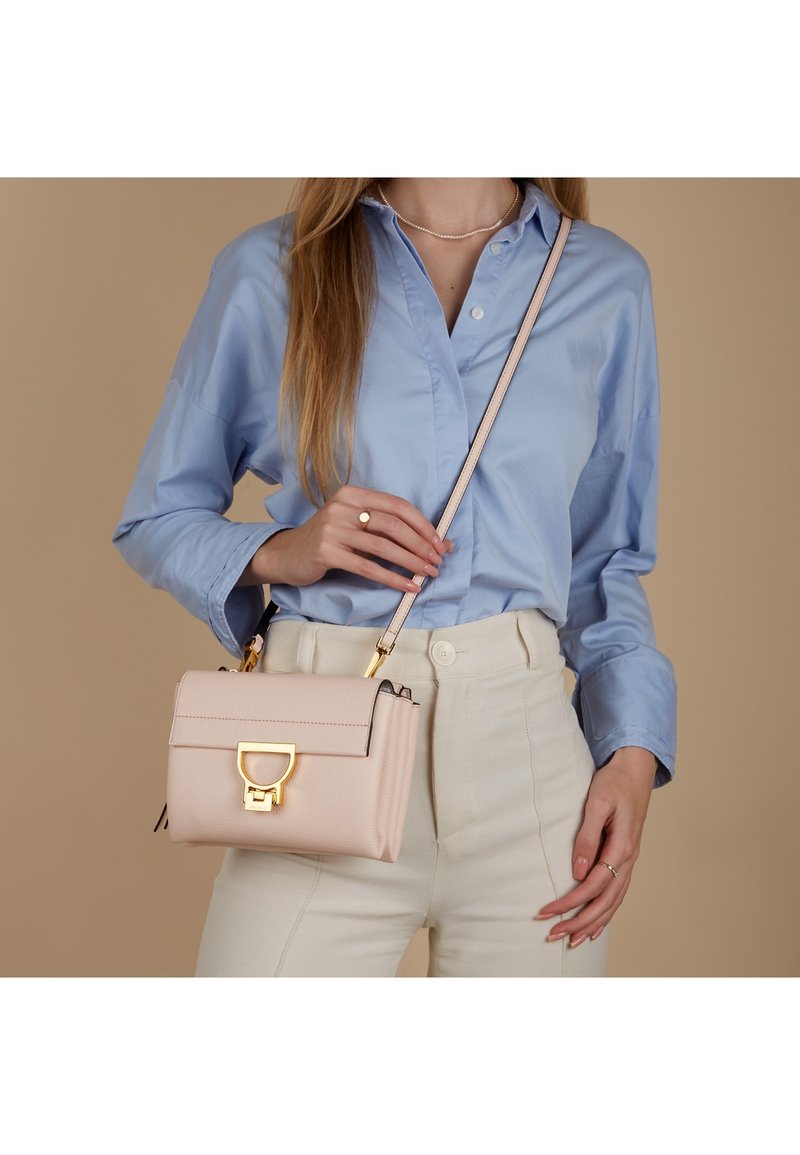 Coccinelle Handtasche - rosa/roségoldfarben - Zalando.de