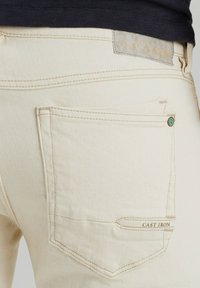 Cast Iron SHIFTBACK - Jeans Shorts - summer sand/beige - Zalando.ch