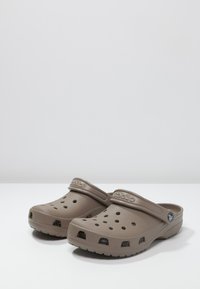 Crocs CLASSIC UNISEX - Badslippers - khaki/kaki - Zalando.nl
