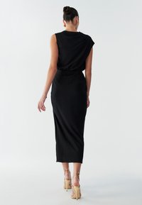 BWLDR ALIAS MIDI - Vabalt langev kleit - black/must - Zalando.ee