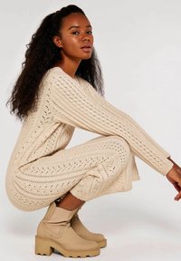 Apricot POINTELLE MIDI - Robe pull - cream/beige - ZALANDO.FR