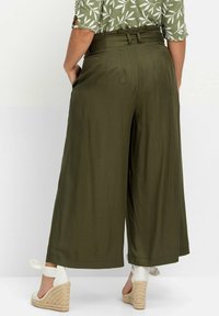 Sheego CULOTTE - Broek - dunkeloliv/olijfgroen - Zalando.nl