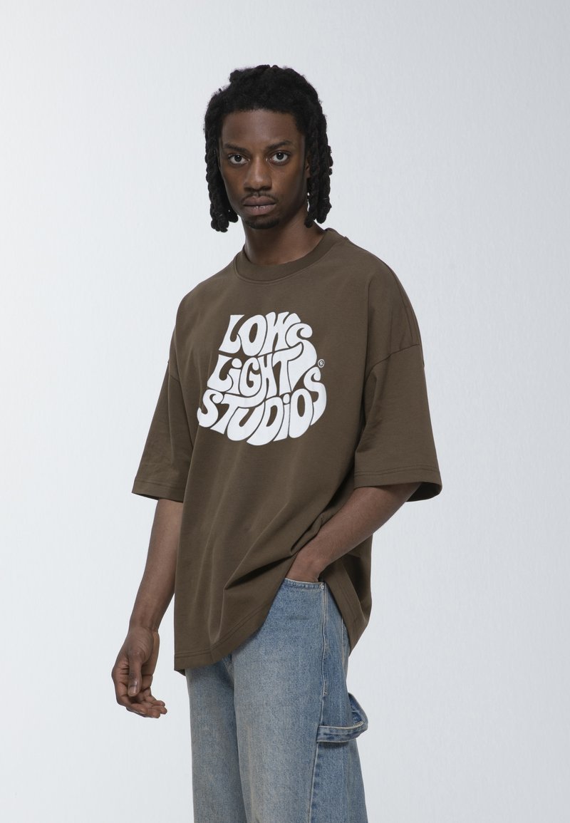 LOW LIGHTS STUDIOS® RETRO UNISEX - T-shirt med print - brown/brun ...