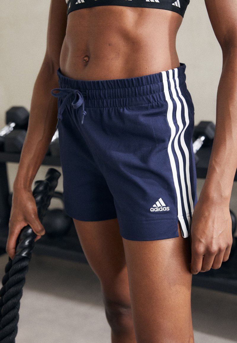 adidas Performance ESSENTIALS SLIM 3-STRIPES - kurze Sporthose - legend ...