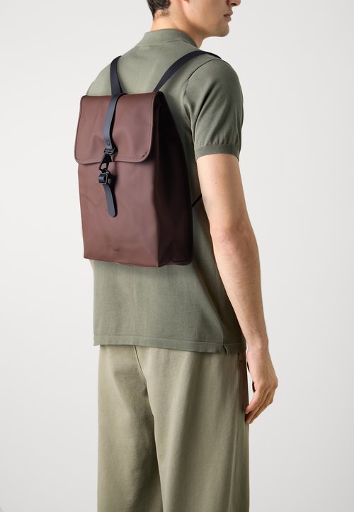 Rains TRAIL BAG UNISEX - Reppu - green/tummanvihreä - Zalando.fi