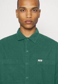Wrangler POCKET PATCH - Skjorte - dark green/mørkegrønn - Zalando.no