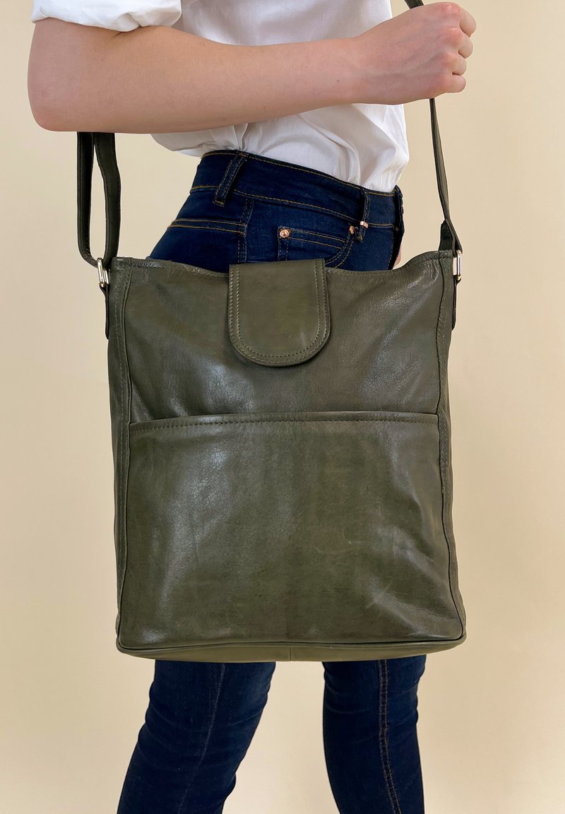 Gusti Leder JACQUELINE - Handbag - grün/green - Zalando.ie