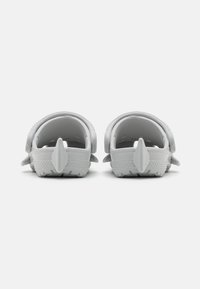Crocs CLASSIC IAM SHARK UNISEX - Sandály do bazénu - atmosphere/světle ...