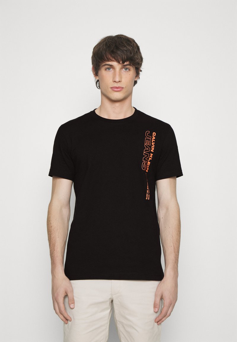 Calvin Klein Jeans STACKED OUTLINE TEE - T-Shirt print - black/schwarz ...