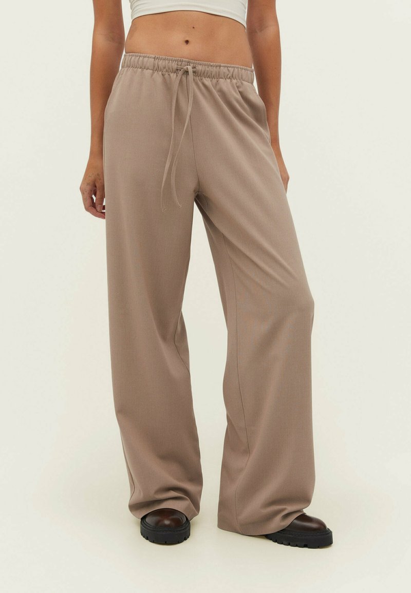 Stradivarius LONG FLOWING - Pantaloni - beige - Zalando.it