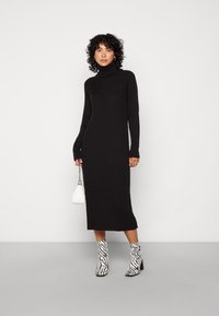 YAS MIDI ROLLNECK S NOOS - Stickad klänning - black/svart - Zalando.se