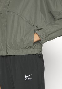 Nike Performance W NK DF RD RFLCTV JKT - Laufjacke - black/schwarz ...