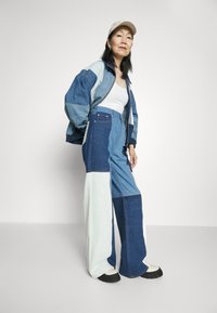 Farm Rio PATCH WIDE PANTS - Relaxed fit jeans - denim blue/multi ...