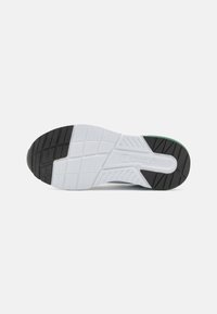 Champion RAMP UP UNISEX - Training shoe - white/new black/green/white ...