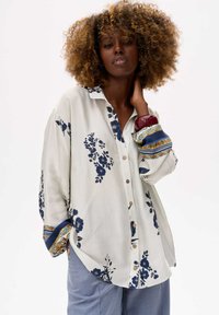 blue shadow RAHOMI - Button-down blouse - white - Zalando