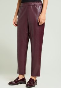 Luisa Viola PULL-ON IN SPALMATO - Leather trousers - bordeaux - Zalando