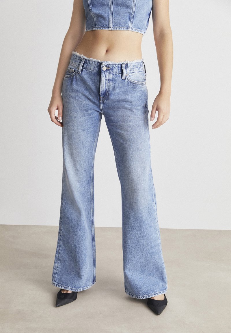Tommy Jeans SOPHIE - Flared Jeans - denim light/light-blue denim - Zalando
