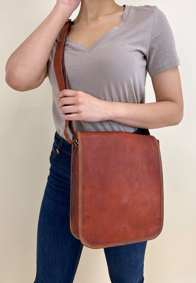 Gusti Leder HELEN - Ülerinna-kott - braun/pruun - Zalando.ee