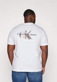 Calvin Klein Jeans Plus PLUS EUPHORIC MONOLOGO TEE - Print T-shirt - bright white/white ...