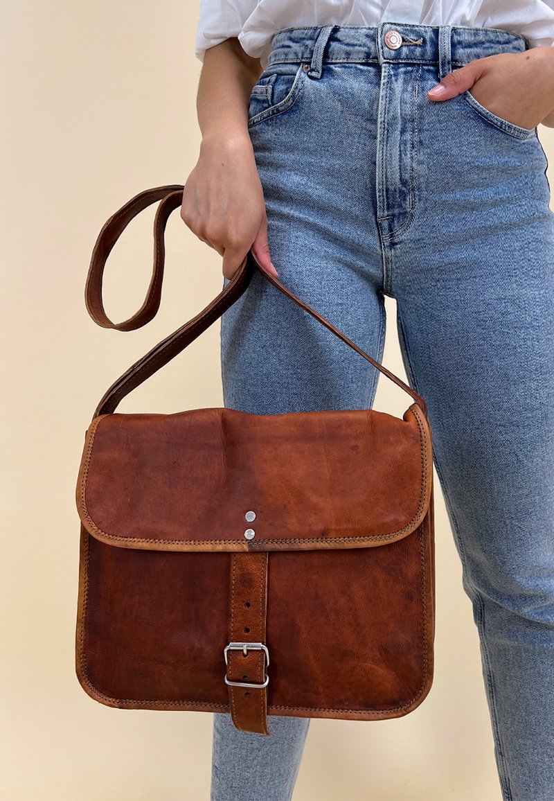 Gusti Leder ANDY 11" - Taška cez plece - braun/hnedá - Zalando.sk