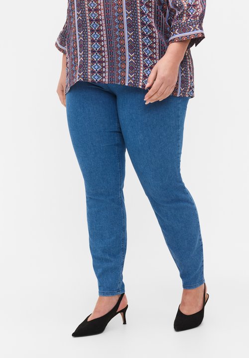 Zizzi WITH BACK POCKETS - Jeggings - blue denim - Zalando.ch