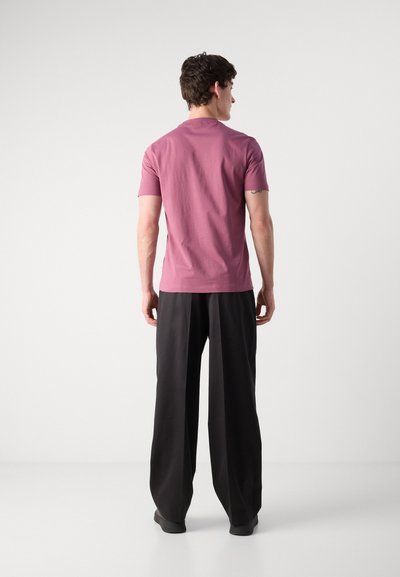 BOSS THOMPSON - Majica kratkih rukava s printom - bright purple ...