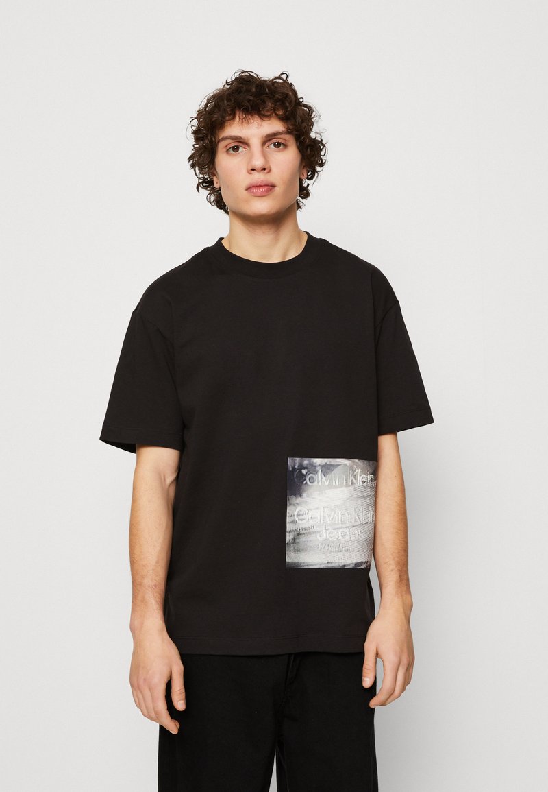 Calvin Klein Jeans MOTION BLUR PHOTOPRINT TEE UNISEX - Print T-shirt ...