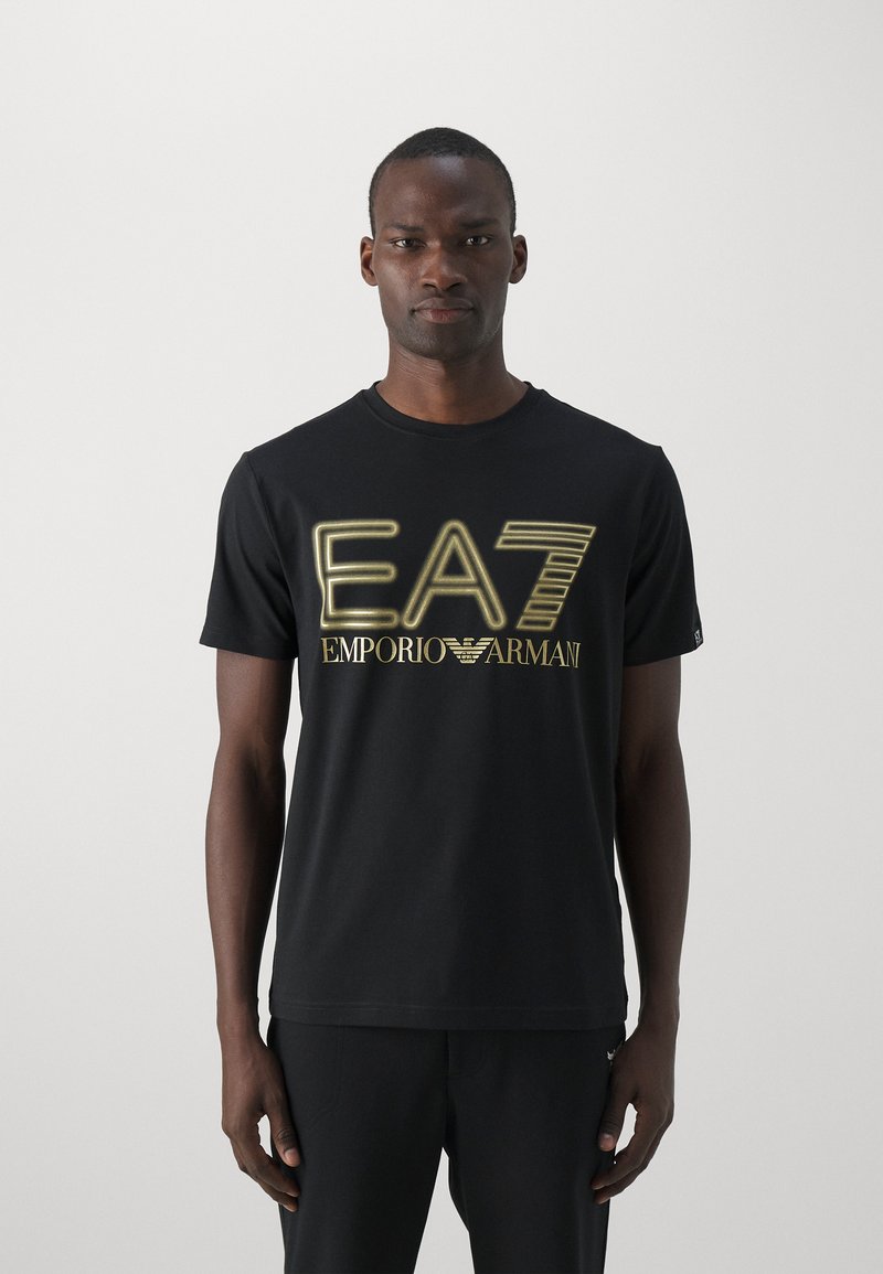 EA7 Emporio Armani TRAIN LINES - Poloshirt - black gold/goudkleurig ...