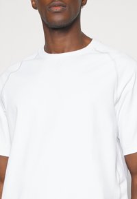 Nike Performance M NK DFADV AXIS SS - Sport T-Shirt - white light/smoke ...