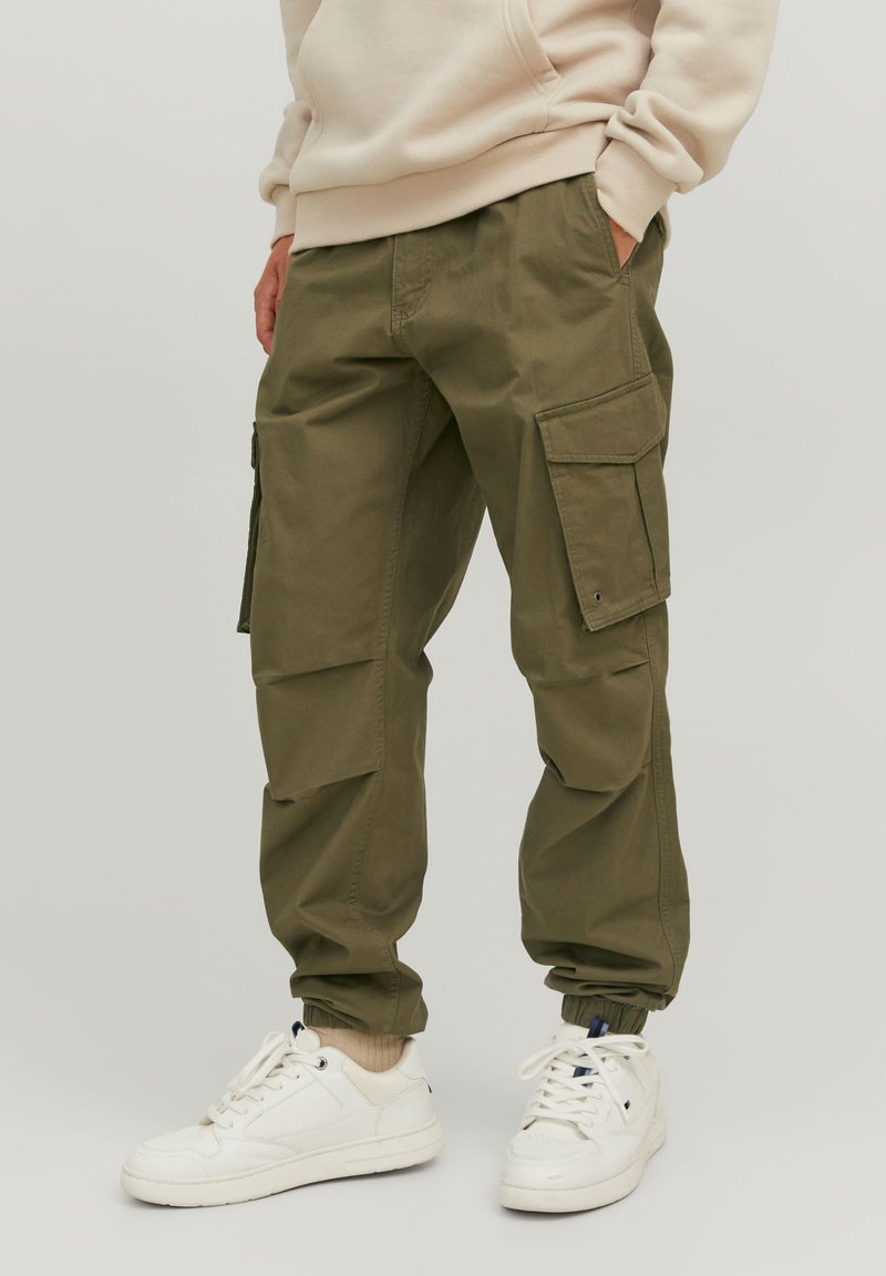 Jack & Jones JPSTKANE JJNOAH CUFFED - Cargohose - olive night/oliv ...