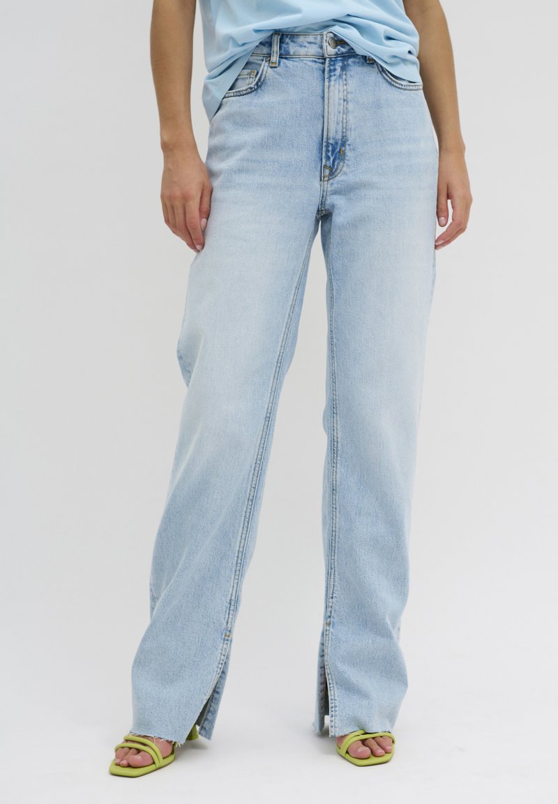 My Essential Wardrobe DAISYMW HIGH SLIT - Vaqueros rectos - light blue ...