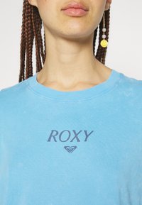 Roxy MOONLIGHT SUNSET - Print T-shirt - azure blue/blue - Zalando.co.uk