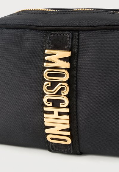 MOSCHINO CARRY ME BEAUTY UNISEX - Wash bag - nero/gold-coloured/black ...