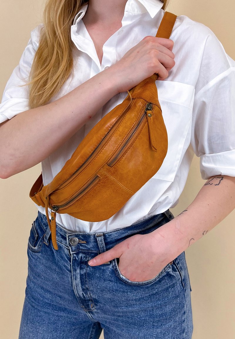 Gusti Leder ACTON - Bæltetasker - cognac - Zalando.dk