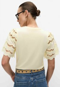 Dobber HEATHER TOP - Print T-shirt - yellow - Zalando