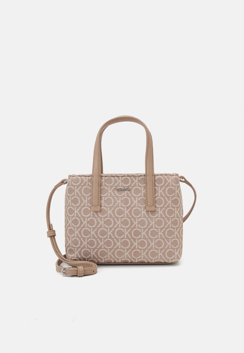 Calvin Klein MUST MINI TOTE - Cross body bag - chantrelle mono jacquard ...