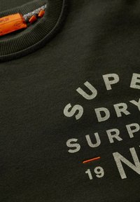 Superdry SURPLUS GRAPHIC CREW - Sweatshirt - washed black/black ...