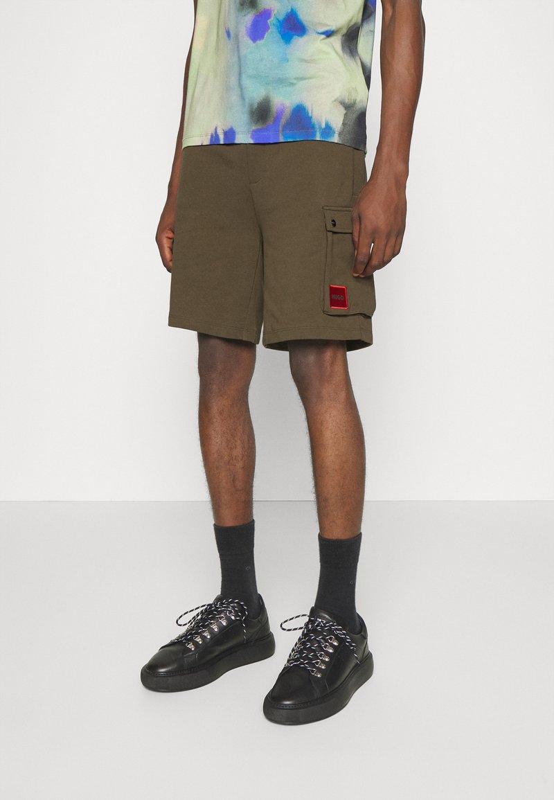 HUGO DIZZI - Tracksuit bottoms - dark olive/khaki - Zalando.de