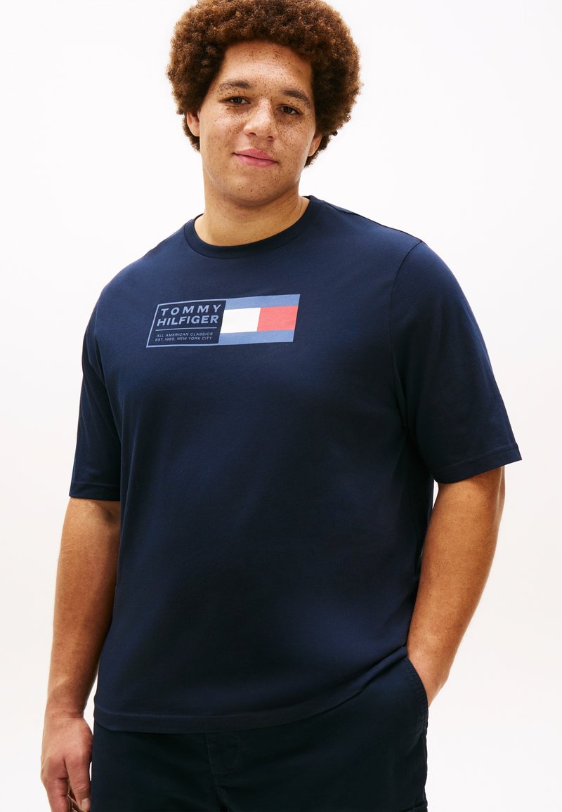 Tommy Hilfiger LOVE TEXT BOX TEE - Triko s potiskem - desert sky/tmavě ...